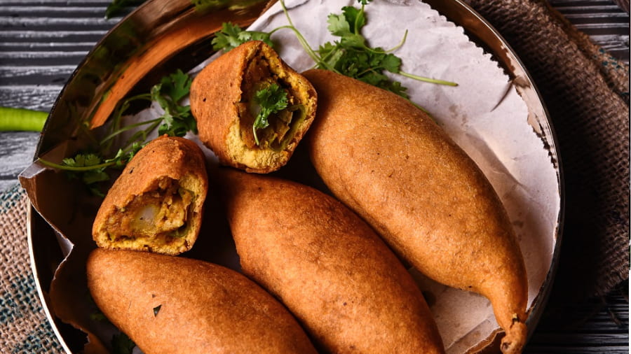 Street Food in Jaipur: Guide to Kachoris, Ghewar & More